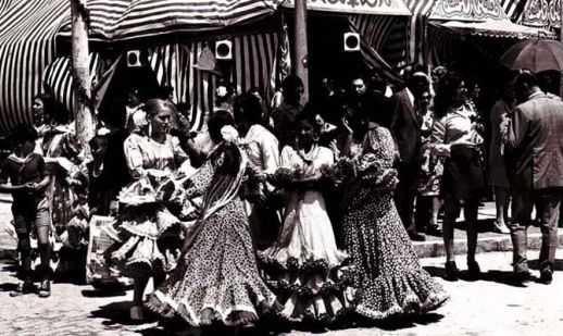La Feria de Sevilla en los 70 - Entre cirios y volantes